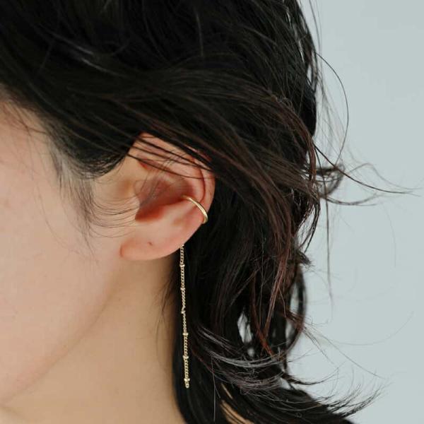 Aperdiem(アペルディエム)より、スターリーラウンドイヤーカフ“Starry Round Ear Cuff”のご紹介です。デザインチェーンが揺れ動く、可憐な印象のイヤーカフ。ピアスホールがない方にも着用していただけます。小ぶりで華奢な...