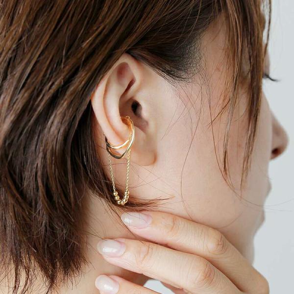 Aperdiem(アペルディエム)よりノイズ サークル イヤーカフ “Noise Circle EC” 片耳用のご紹介です。不規則な音をたてながら滴り落ちる水滴をイメージして作られたイヤーカフ。二重に重なった大小のリングに、水滴のような玉が...