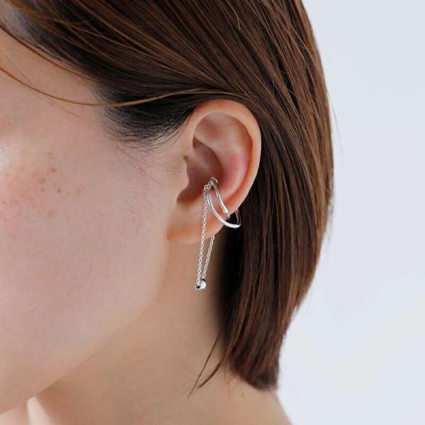 Aperdiem(アペルディエム)よりノイズ サークル イヤーカフ “Noise Circle Ear Cuff SV” 片耳用のご紹介です。不規則な音を立てながら滴る水滴からインスピレーションを受けたシリーズ。大ぶりなダブルのイヤーカフに...