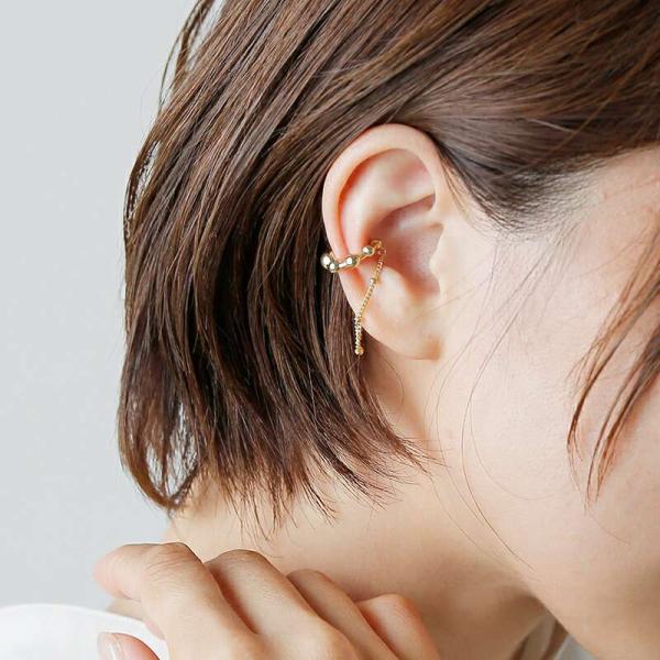 Aperdiem(アペルディエム)よりノイズ アーク イヤーカフ “Noise Arc EC”片耳用のご紹介です。不規則な音をたてながら滴り落ちる水滴をイメージして作られたイヤーカフ。水滴が連なったような大人らしい落ち着いたデザインに、華奢...