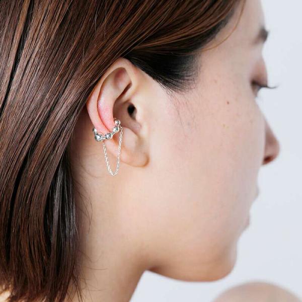 Aperdiem(アペルディエム)よりノイズ アーク イヤーカフ “Noise Arc Ear Cuff SV” 片耳用のご紹介です。不規則な音を立てながら滴る水滴からインスピレーションを受けたシリーズ。ランダムなドットのイヤーカフにチェー...