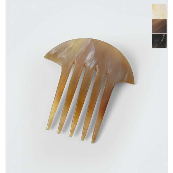 <p>KOSTKAMM(コストカム)より、ウォーターバッファローホーン ヘアスティック コーム のご紹介です。インドの水牛の角を手作業で磨き、温かみのある形に仕上げたヘアスティックコーム。絹のような出触りで、ヘアアレンジの際にお...