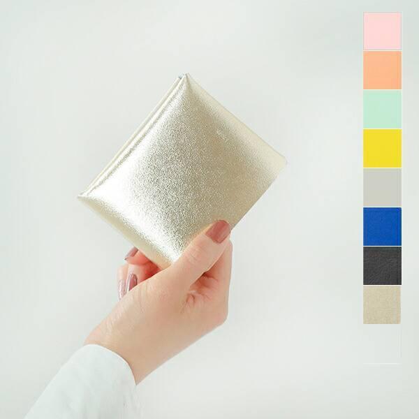 irose(イロセ)より、シームレスショートウォレットのご紹介です。一枚革を折り込んで仕上げたフルレザーの2つ折り財布です。縫い目がなく、レザーの裁断面を見せたユニークなデザインで、コンパクトなサイズにとどめとても軽量なのも嬉しいところ。シ...