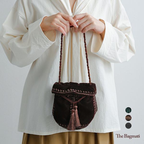 The Bagmati(バグマティ)より、ベルベットバケットドローストリングバッグのご紹介です。光沢感のあるベルベットと刺繍が彩る巾着バッグ。ぽてっところんとした丸みのあるフォルムに、マットな光沢感が美しい滑らかなベルベット生地を使用。光沢...