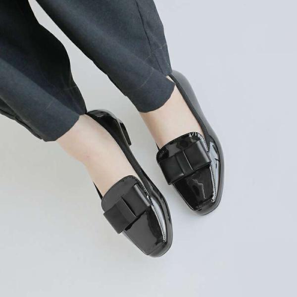 TEMPERATE(テンパレイト)よりリボン レイン スリッポン シューズ “AUDREY”のご紹介です。マットなリボンとツヤのあるアッパーのコンビがデザインを引き立てて、上品で柔らかな雰囲気の足元に仕上がるスリッポンシューズ。TEMPER...