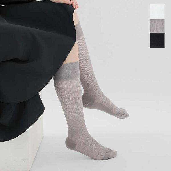 MAEE(マエエ)より、コットン シアー 着圧 ソックスのご紹介です。 毎日身に着けるものこそ、ちょっといいものを、そんな大人の女性におすすめしたいコンプレッションソックス。寝ている時よりも立っている時の方が実はむくみやすく、MAEEは日中...