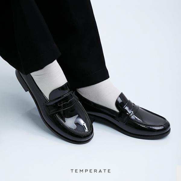 <p>TEMPERATE(テンパレイト)より、レインコインローファー EATHANのご紹介です。TEMPERATEの定番モデル「LLOYD」をベースに、アッパーには一体成型の防水PVCモールドを引き続き採用。履き口のベルトには、...