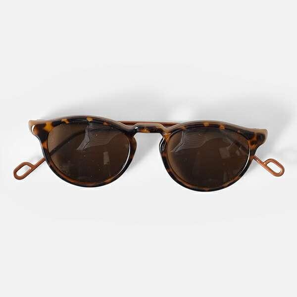 Ciqi(シキ)より、UVカットボスリントンサングラス“Evans”のご紹介です。ciqiのスタンダードモデル。男女問わず掛けていただける、ボスリントンで日本人に合わせやすいサイズです。クラシカル一辺倒がトレンドのメガネデザインに、少しだけ...