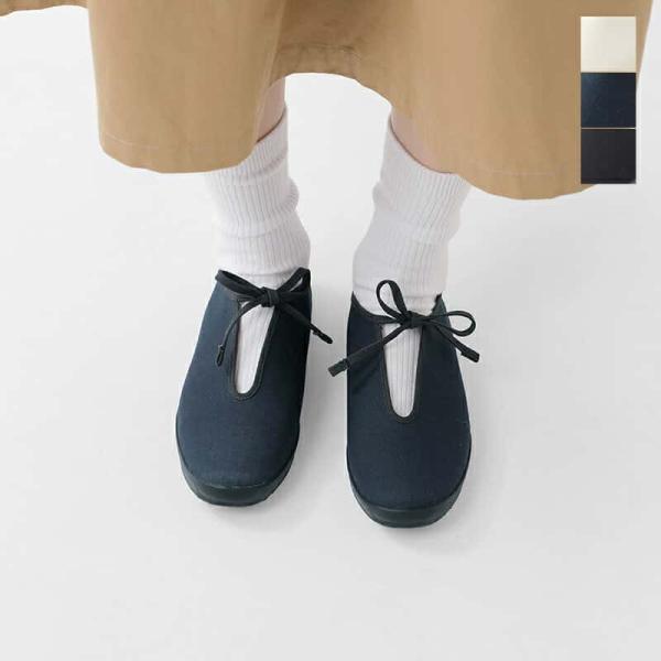 Moonstar(ムーンスター)より、キャンバスプリムシューズ“LITE PRIM”のご紹介です。一枚もののアッパーに履口のパイピングを靴紐にしたシンプルなキャンバスシューズ。上品で柔らかなフォルムに蝶結びがアクセントになっています。ムーン...