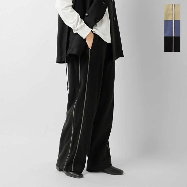 Munich(ミューニック)より、オックス ワイド レッグ パンツのご紹介です。トラックパンツ風のスポーティな要素を取り入れつつ、落ち着いた素材感を合わせることで、程よくカジュアルさを抑えた大人仕様の一着に。 使用しているリネン混のテープは...