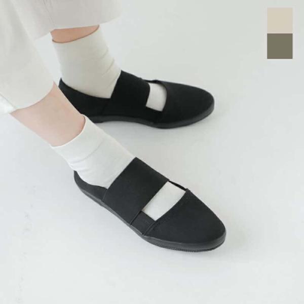 “PRAS”(プラス)より、コットン 10号児島帆布 コンフィー スリッパのご紹介です。小ぶりな爪先と甲を覆うゴムが特徴的な軽快なデザインのスリッポンシューズ。国内生産にこだわり、アッパーとソールの成型から縫製までを職人の手作業によって丁寧...