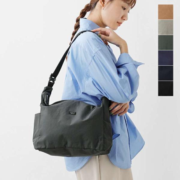 STANDARD SUPPLY(スタンダードサプライ)よりトライアングル ショルダーバッグ “SIMPLICITY”のご紹介です。三角形のシルエットが特徴的なショルダーバッグ。財布や文庫本、ポーチ、ボトルなどがゆとりを持って収納できる、普段...