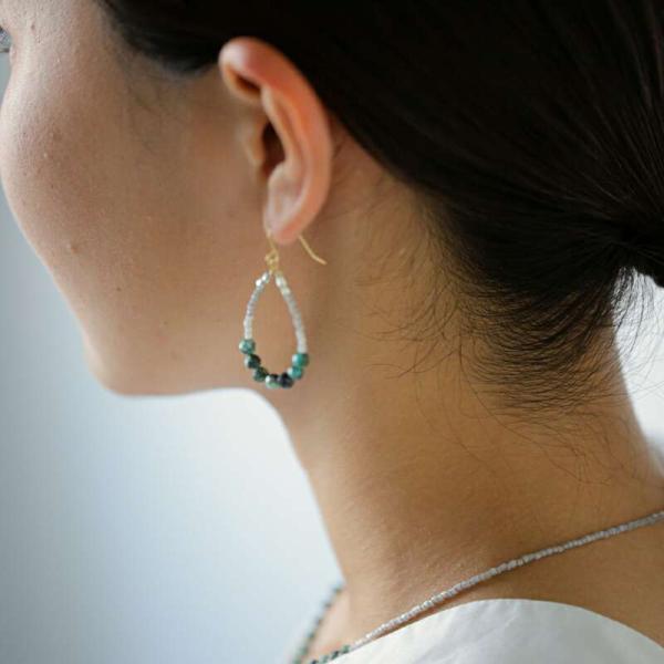 Joli&amp;Micare(ジョリー&amp;ミカーレ)より、アフリカン ターコイズ グラスビーズ ピアス “Turquois African” をご紹介します。アフリカで採掘される、青緑色が豊富で美しいアフリカンターコイズがお顔周りを...