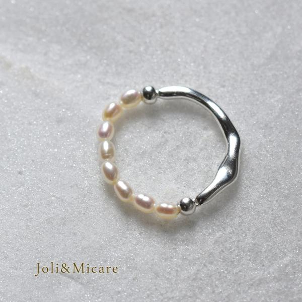 <p>Joli&amp;Micare(ジョリー&amp;ミカーレ)より、シルバー925 淡水パールリングをご紹介します。艶やかなシルバー925と、小粒の淡水パールを組み合わせた存在感のあるリング。左右で異なるデザインを採用したア...