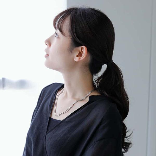 Joli&amp;Micare(ジョリー&amp;ミカーレ)より、チェーン マグネット式 ネックレス “W serpent” をご紹介します。2重に重なり合ったシルバーのしなやかなチェーンはシンプルなデザインながら程よく存在感があり、品よく...