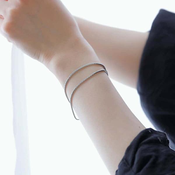 Joli&amp;Micare(ジョリー&amp;ミカーレ)チェーンより、 マグネット式 ブレスレット “W serpent” をご紹介します。2重に重なり合ったシルバーのしなやかなチェーンはシンプルなデザインながら程よく存在感があり、カジ...