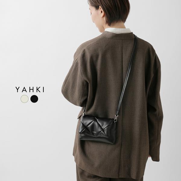 YAHKI(ヤーキ)より、フェイクレザー フラップ ショルダーバッグをご紹介します。ふっくらと中わたを入れた柔らかなボディが、コンパクトなサイズながらもほどよい存在感を生み出すミニショルダーバッグ。ダイヤ状に施したステッチワークが立体感を引...