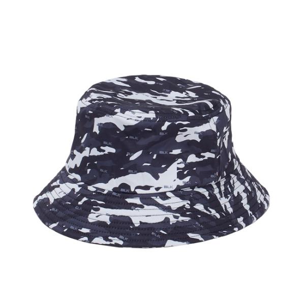 BLKロゴの入ったバケットハットです。BLKロゴはプリント加工です。カジュアル志向のトレンディーハットです。 色：カモポリエステル100％ サイズ：フリー　（頭囲：約60cm）