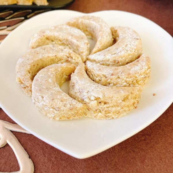 中東及びレバノンを代表する 1950年創業 老舗 スイーツ店 Al baba Sweets からの直輸入商品クッキー生地にアーモンドを練りこみ焼き上げました三日月形アーモンド クッキーのローズィーエは、甘さを抑え、しっとりした食感を残した焼...