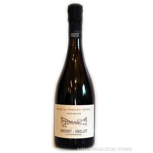 ピール、アーモンドにフローラルのノートが溶け込む気品あふれるアロマ。非常にクリアでフレッシュな口当たりを持ち、クリーミーな泡のテクスチャーとリッチで力強い果実味が重なり並外れた奥深さにつながっています。キュヴェ名は「第一段階」の意で、ワイナ...