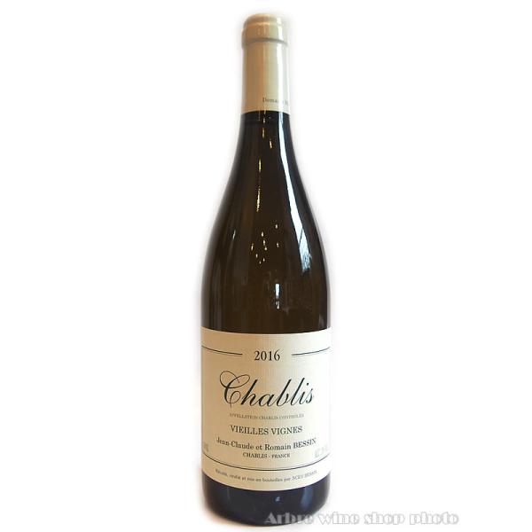 シンプルなシャブリですが、樹齢50年のヴィエイユ・ヴィーニュを使用。色調は緑を帯びた淡いイエロー。レモンやライムなどの柑橘系のアロにと火打ち石のようなミネラル。古木ゆえの力強さが感じられ、果実味も高く、酸味は比較的まろやかでアフターにミネラ...