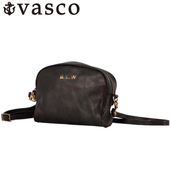 1940年代頃、U.S ARMYが使用していたオフィサーポーチをモダナイズしたレザーポーチバッグ。ショルダーが着脱でき、バック・イン・バッグとしても使用できる2WAY仕様。ファスナーはヴィンテージ感のある「UNIVERSAL ZIPPER」...