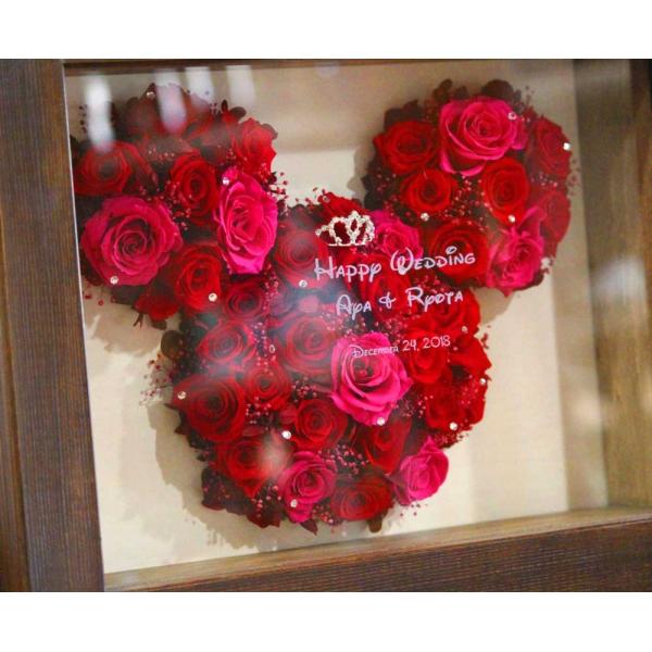 プリザーブドフラワーミッキーボックスは枯れないお花、薔薇のプリザーブドフラワーを贅沢に使用したお名前入りフラワーボックスです。ディズニーファンの多いARCHのお客様の声にお応えして完成しました。立体感あるミッキー型の薔薇にちりばめられたスワ...