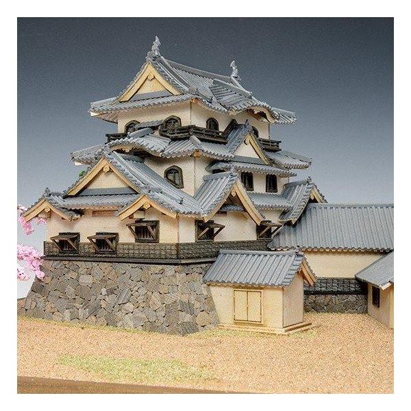 完成寸法（約）：全幅：300mm 奥行：300mm 全高：172mm製作参考時間（約）：40時間複雑な屋根形状には型紙が用意されています。石垣は台紙に印刷済みで、模様を参考に積むことができます。組立説明書はカラー写真で工程ごとに細かく説明さ...