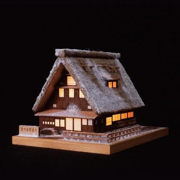 製品名：あかりシリーズNo.1　雪の合掌造り完成サイズ：全幅：134mm、奥行：168mm、全高：117mm製作参考時間：9時間難易度：★☆☆☆☆　1材質：ヒノキ・アガチス・マホガニー等の天然木、他付属品：カラー組立説明書、サンドペーパー、...