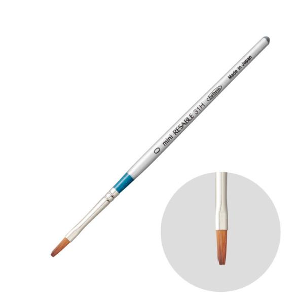 水彩用リセーブルの柄を短くしてコンパクトにした筆です。日本製。シックなシルバーとブルーのツートンカラー軸です。全長140〜150mm。＜仕様＞穂先の形状：フラット(平)毛の種類：リセーブル毛号数：No.0穂丈×巾：10.0×4.0mm