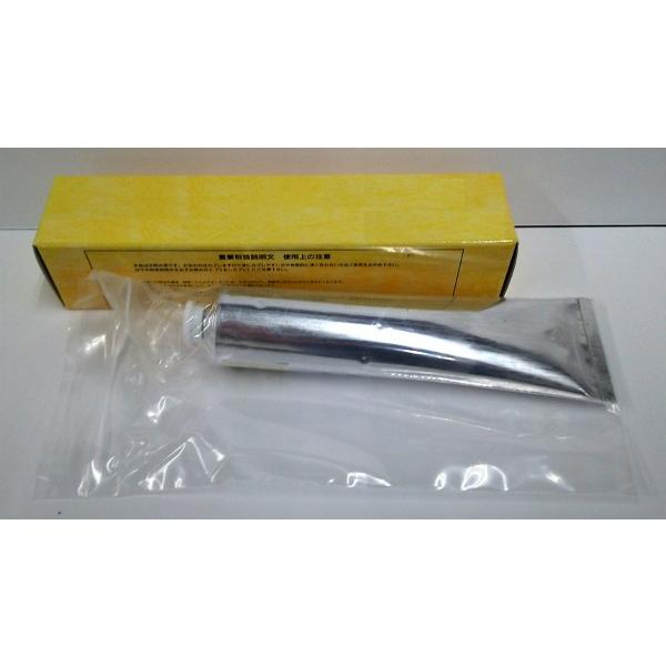 上黒漆（じょうくろうるし）黒色の漆で、精製のときに植物性の油を適宜添加することで光沢のある仕上がりになっております。別名、塗り立て漆とも言い、上塗り用の漆です。生漆に酸化鉄を加えることで黒く着色してあります。