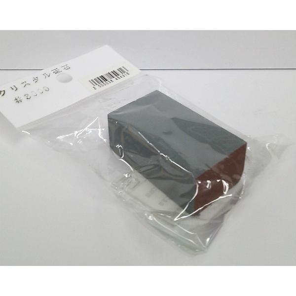 クリスタル砥石（クリスタルといし）良質な研ぎ炭の生産が難しくなったことから、代用品として開発された合成砥石です。ポリビニル樹脂を固着剤として、砥粒を加え固めて作られています。砥粒が均一に整っているため、合わせ砥石で表面を調整しながら、漆塗面...