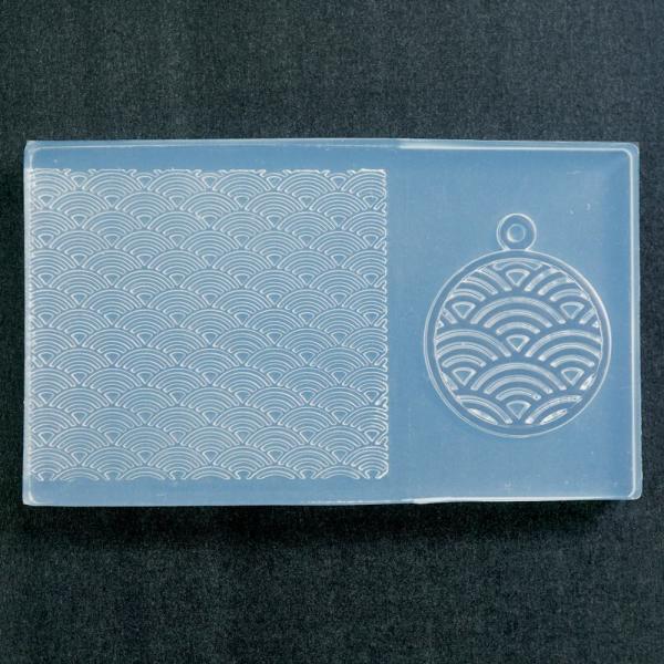 緻密な模様が魅力的な和柄モールド。リング、ペンダント、そして自由に模様を転写できるフリーエリアが魅力です。（約）/縦47×横78mm※商品画像について※商品には含まれていない材料・道具を使った作成見本画像や、別品番（別デザイン）の商品を使っ...