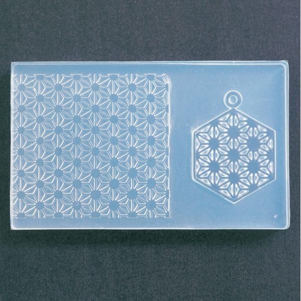 緻密な模様が魅力的な和柄モールド。リング、ペンダント、そして自由に模様を転写できるフリーエリアが魅力です。（約）/縦47×横78mm※商品画像について※商品には含まれていない材料・道具を使った作成見本画像や、別品番（別デザイン）の商品を使っ...