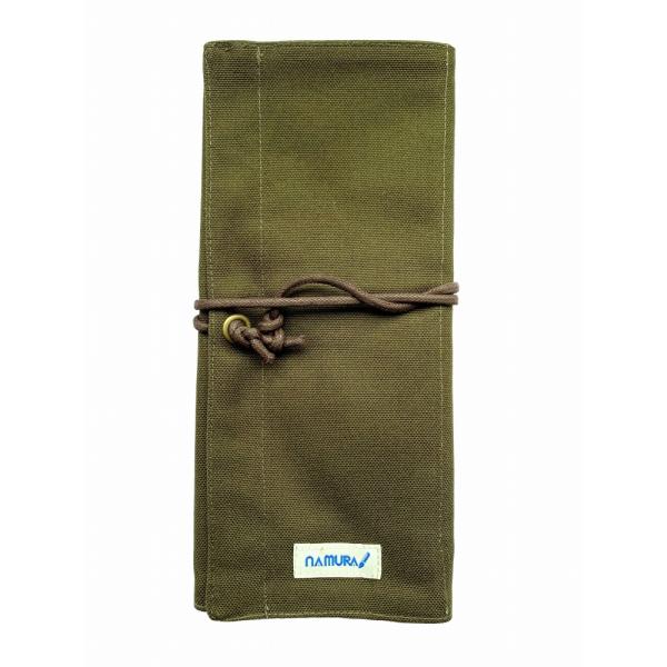 名村大成堂オリジナルの筆用ケースです。＜商品の特徴＞画像では三つ折りになっていますが、丸めてもお使いいただけます。防水、撥水加工はされていません。ケースに入れて保管をする前に、筆は良く乾かしてください。水分が残っていると、カビや腐食の原因に...