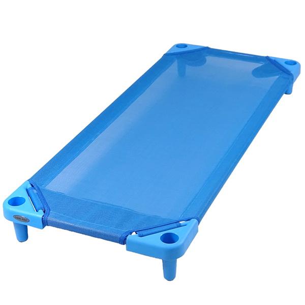 幼稚園や保育園に人気のスタッキング式抗菌お昼寝コット（130cmタイプ）です。午睡が必要な園児たちに最適で、適度な弾力で、寝心地UPしています。メッシュ素材で熱がこもりにくく、抗菌素材を使用しているので、安心です。複数セット使用する環境では...