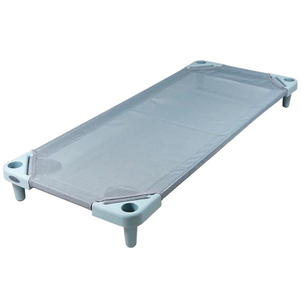 幼稚園や保育園に人気のスタッキング式抗菌お昼寝コット（長さ130cmタイプ）です。午睡が必要な園児たちに最適で、適度な弾力で、寝心地UPしています。メッシュ素材で熱がこもりにくく、抗菌素材を使用しているので、安心です。複数セット使用する環境...