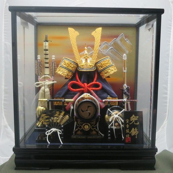 太鼓付きの兜ケースになります。黒塗り枠になります。◆サイズ：間口43×奥行31×高さ48cm【展示品につき次の点をご了承ください】●１点限り特価品につき、返品・交換はご容赦ください。●スレ等の目立たない傷等がある場合がございます。　価格に反...