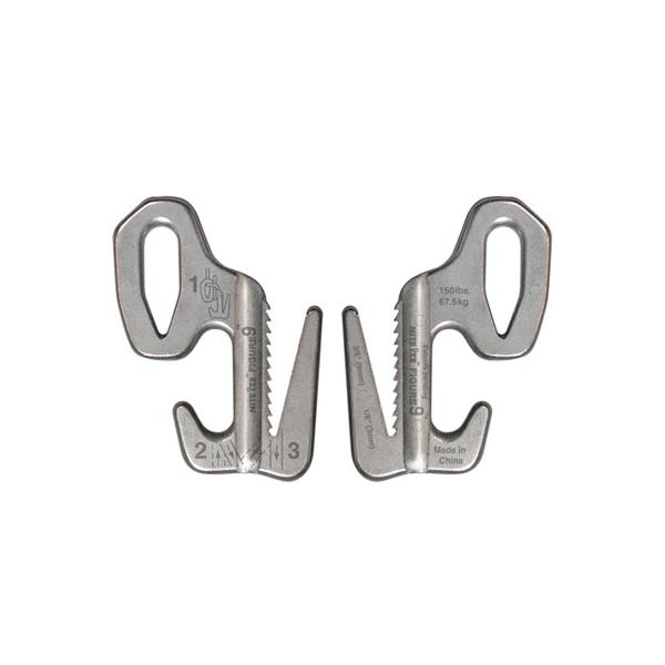 難しいロープワークなんて必要なし！特徴ロープを結ばず、しっかりと固定。難しいロープワークなど覚える必要なし。本体はアルミ素材で軽くて丈夫です。仕様サイズ：85.64mm×55.13mm×7.94mm重量：29gカラー：アルミシルバー材質：ア...