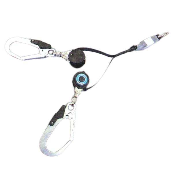 【特徴】厚生労働省「墜落制止用器具の規格」適合品●巻取り方式：常時巻取り式引き出したロープはスプリングの力で常にケース内に巻き取られます。作業中もロープがたるむことがありません。●第一種ショックアブソーバ（100kg）標準装備墜落阻止時の衝...