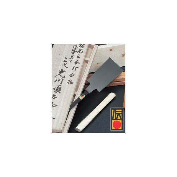 金物の産地「播州三木」の伝統工芸品です。鋸にとって最高の材料、案来白紙2号を使用し伝承技術を駆使した手造りの最高級品です。柄はつけずに桐箱の中に添えてあります。使用本目立て
