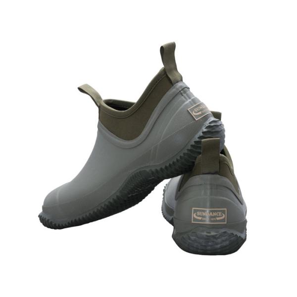 【特徴】お洒落なキャンピングレインシューズです。アッパーとソールは合成ゴム。履き口とインナーはクロロプレンゴムでフィット感抜群です。防水性と着脱製に優れたショートブーツなので、雨の日のキャンプやアウトドアなど様々なシーンに活躍します。重さ：...