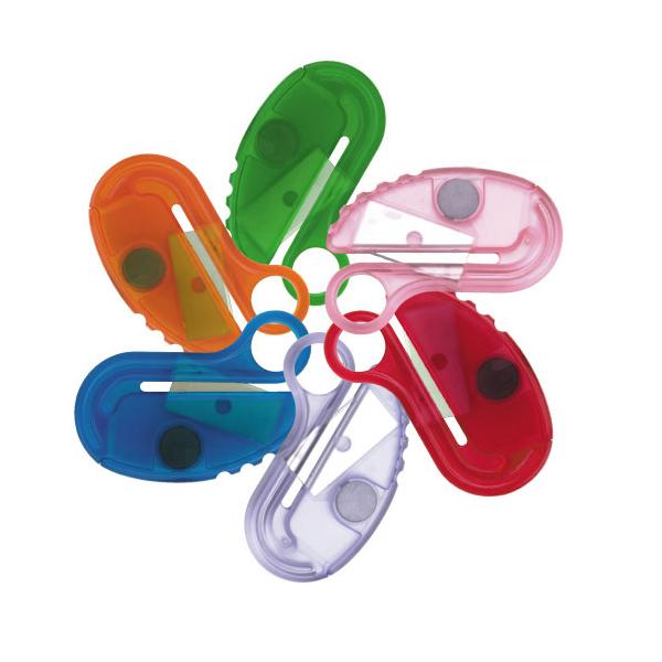 特徴手紙、袋類を簡単、安全に開封手ばさみ感覚の薄型オープナーマグネット付きギフトやノベルティーに最適！仕様カラー：クリアレッド、クリアブルー、レッド、ブルー、オレンジ、グリーンサイズ(mm)：69×103×6重量(g)：19.5包装形態：透...