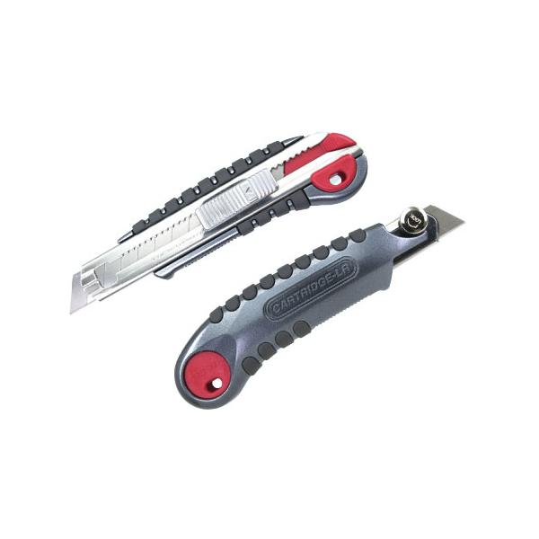 特徴耐久性に優れた、金属ボディー&amp;滑りにくく、しっかり握れるゴムつき。一枚の刃を使い終わったら、ワンタッチで刃の交換。L刃(刃厚0.45mm)が最高で6枚まで収納できる。カートリッジ方式カッターをよく使う人に最適。刃がすべり出ないオ...