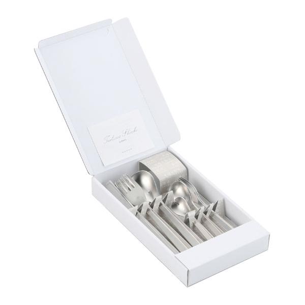 特徴美味しいゴハンを食べると、自然に笑みがこぼれ、頬にエクボができる様子をモチーフ化。カトラリーには普段は気付かないほどのわずかな窪みがあり食事をすることではっきりと現れる。機能一辺倒ではなく、ちょっとした遊び心、スパイスを加えたシンプルで...