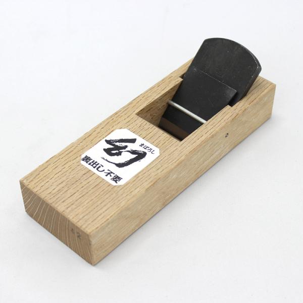 【特長】刃物鋼の青鋼（青紙1号鋼）を使用した裏出し不要小鉋。裏出しの必要の無いかんなは常三郎の技術です。小鉋の面倒な「裏出し」を解消した、使いやすく、耐久性のある鉋となります。【仕様】鉋身：身幅42mm・刃先39mm・身丈105mm鉋台（白...