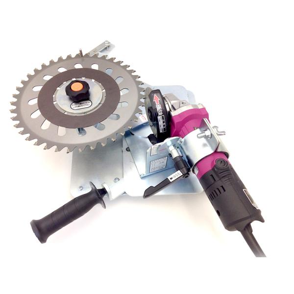 見やすい角度ゲージ付きでアサリも研げる外径230,255,305mm、刃数30〜100Pまで対応特徴簡単セット1.ハンドルを左端にセットします2.刃の角度にあわせてグラインダを動かし、ダイヤモンドホイールを当てます3.グラインダを締め付けバ...