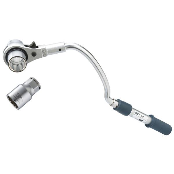 特徴ソケット部を50mm延長できる延長ソケットと弓形トルクレンチのセット品2段爪駆動深い・狭い・届く！水道本管用レンチ使用時の障害物よけにギアが48歯と多く、送り角度がわずか7.5°なので狭小スペースで作業効率が格段に上がります。予め設定さ...