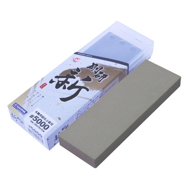 特徴上質な刃付けを実現する職人仕様の国産砥石。従来の人造砥石では研ぎ難かった焼入れ硬度の高い鋼材でもより素早く刃つけが可能です。用途かんな、のみ、ナイフ、彫刻刀、カマ、ハサミ、打刃物、ステンレス刃物、料理包丁、その他精密刃物仕様超仕上砥石：...