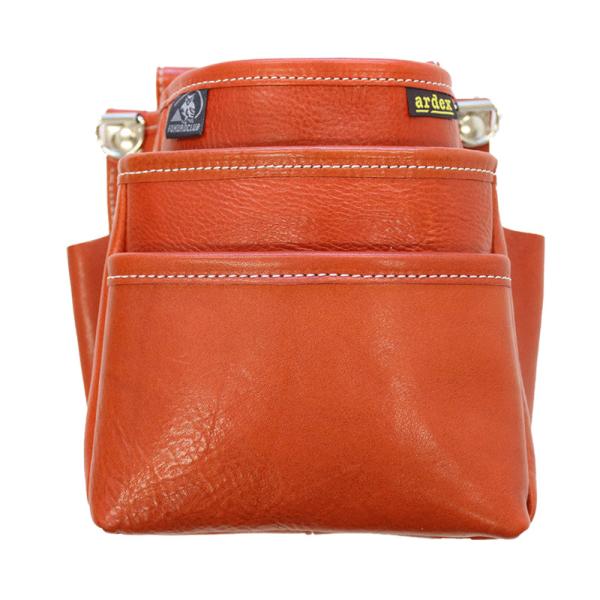 【特徴】高級素材オイルヌメ革使用！たっぷりの脂で、しっとり滑らかな素材で使い込むほどに手になじみ、色合いの変化を楽しめます。ヌメ革は元々貴重で、キズのある部分をできるだけよけて裁断したいので、1個の釘袋を作るのに原皮を多く使用します。その為...